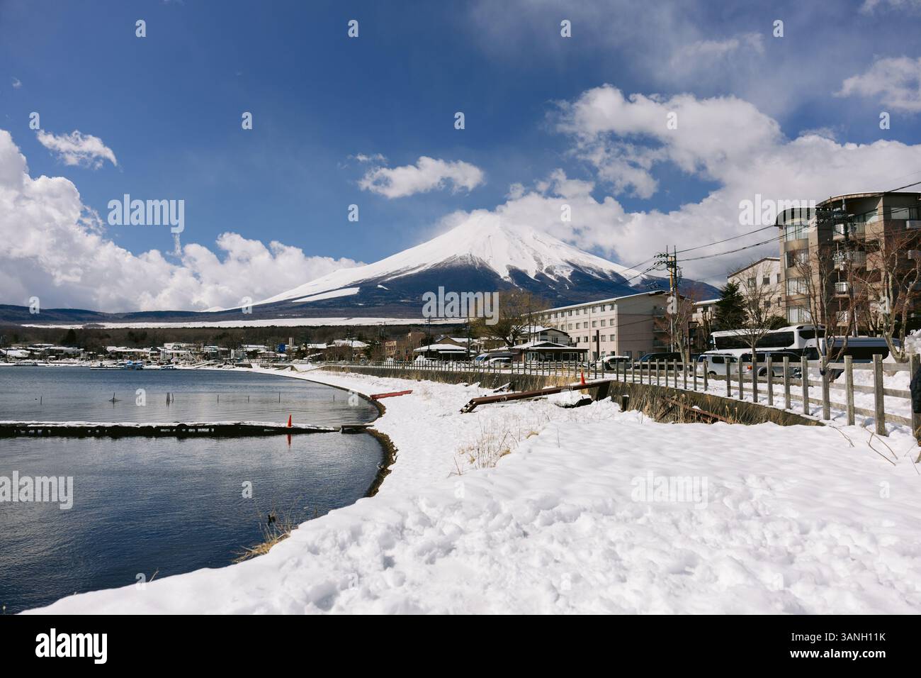 Mount Fuji Japan - Majestic Mount Fuji (富士山), Japan's iconic snow ...
