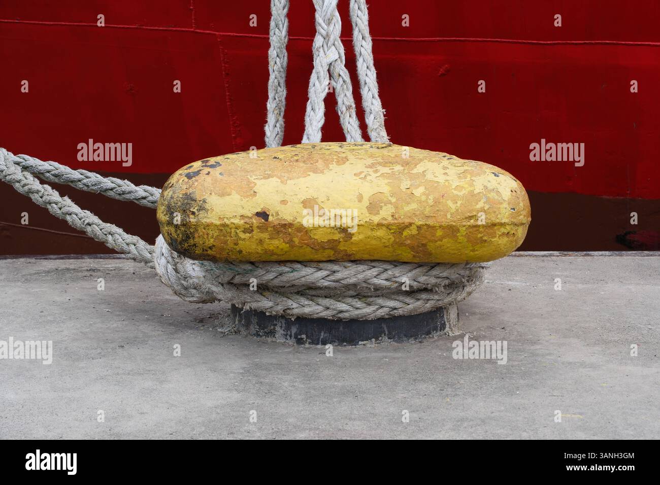 Close up of a mooring bollard with rope Stock Photo - Alamy