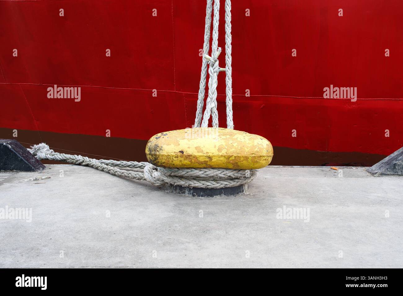 Mooring a vessel hi-res stock photography and images - Alamy