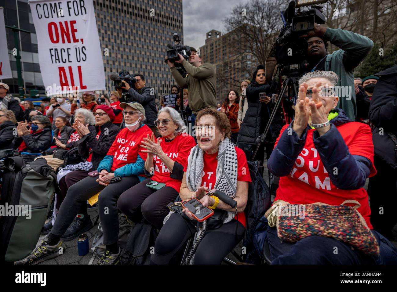 Seder new york april 2025 hi-res stock photography and images - Alamy