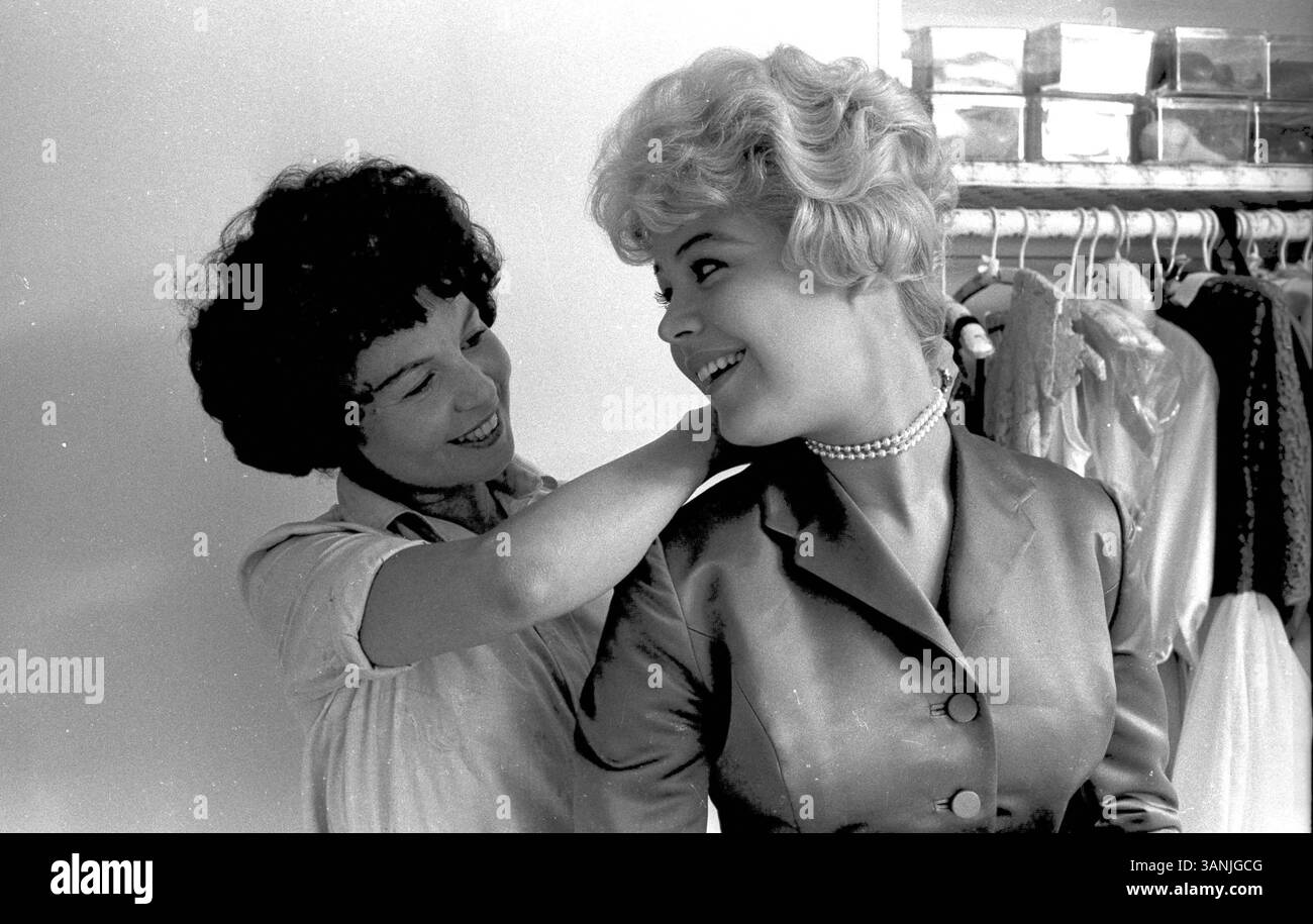 Mar. 15, 2007 - 5863.SANDRA DEE GETTING READY FOR A DATE.AT THE BEL AIR ...