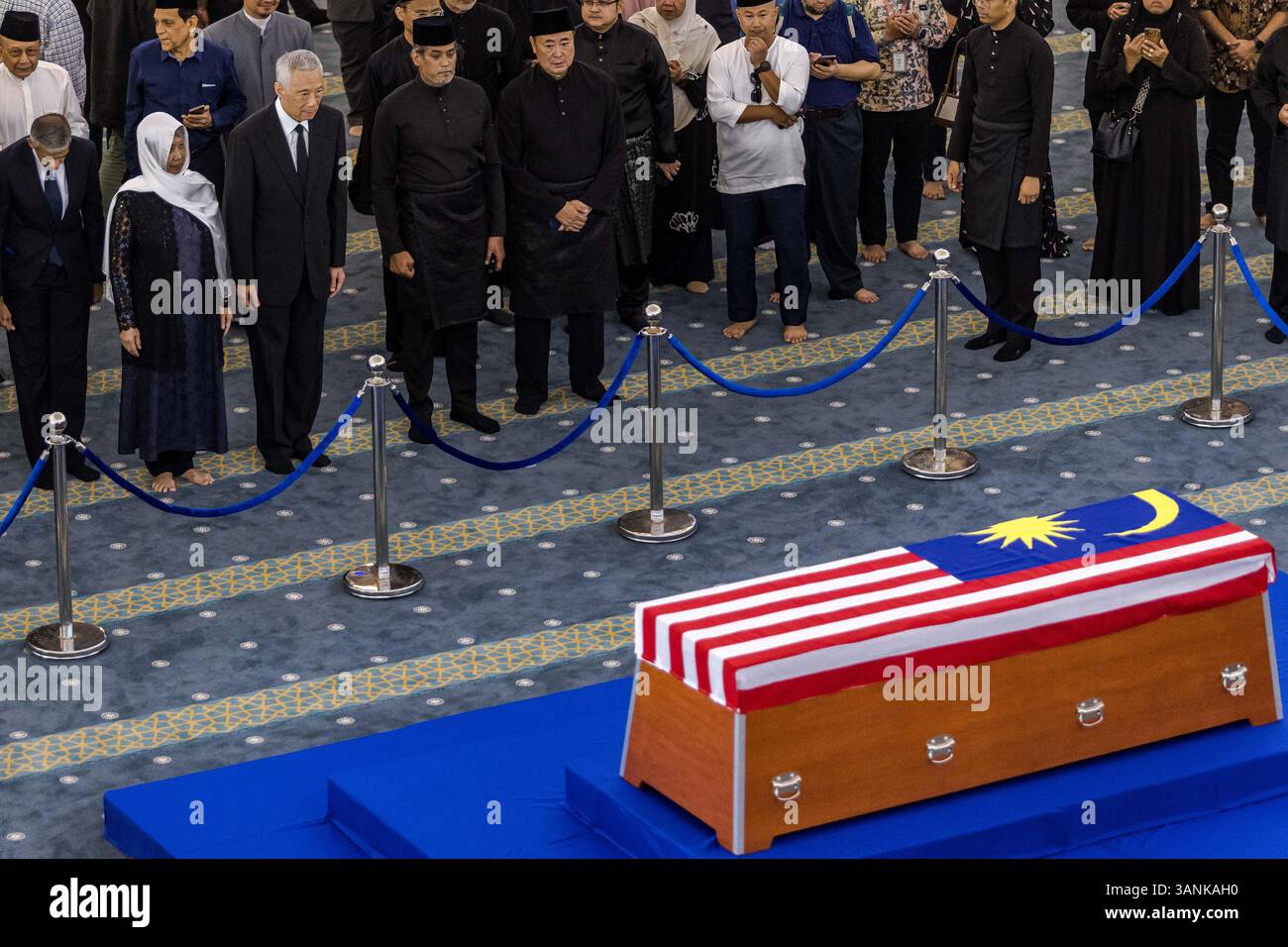 Kuala Lumpur, Selangor, Malaysia. 15th Apr, 2025. Singapore Senior Minister Lee Hsien Loong pays ...