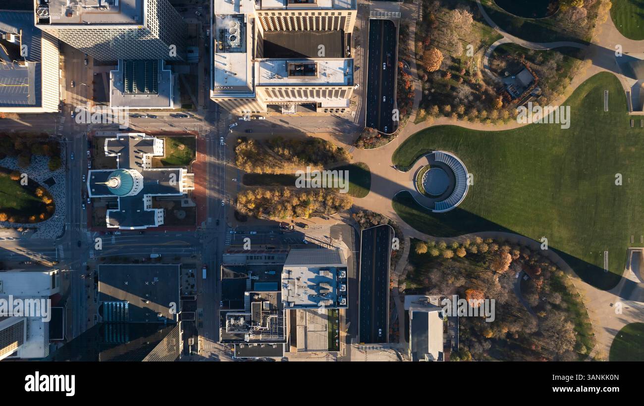 Aerial view of downtown St. Louis featuring the Old Courthouse and ...