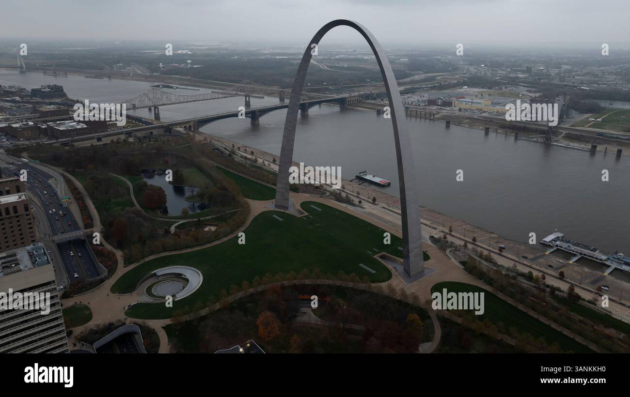 Aerial view of downtown St. Louis featuring the iconic Gateway Arch and ...