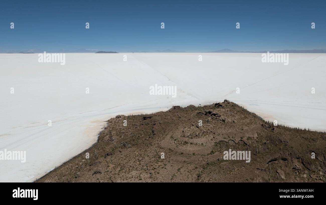 Aerial view of expansive white salt flat in Uyuni, Salar de Uyuni ...