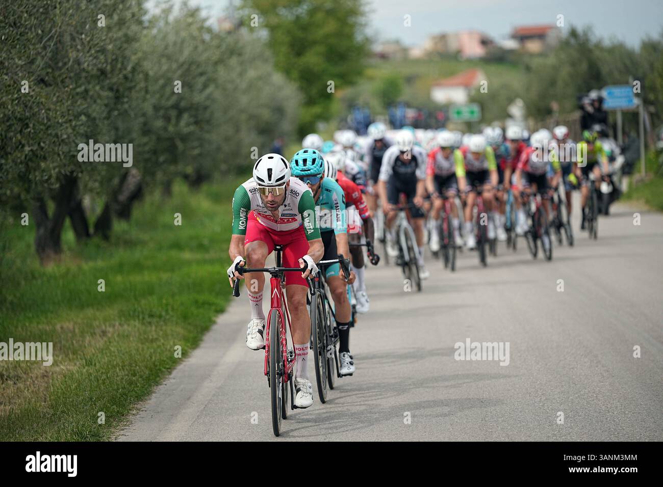 Italia. 15th Apr, 2025. The pack rides during the Giro d'Abruzzo, stage ...
