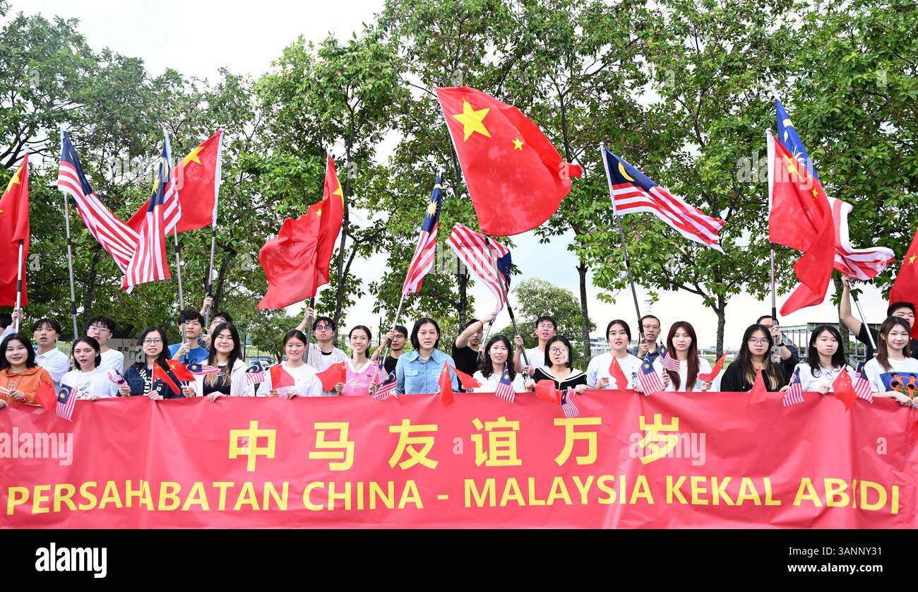 (250415) -- KUALA LUMPUR, April 15, 2025 (Xinhua) -- People welcome Chinese President Xi Jinping ...