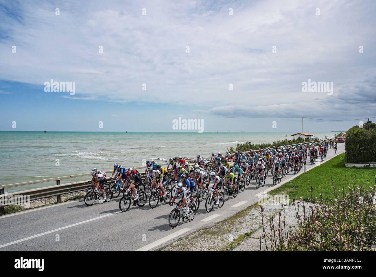 The pack rides during the Giro d'Abruzzo, stage from Scerni to Crecchio ...
