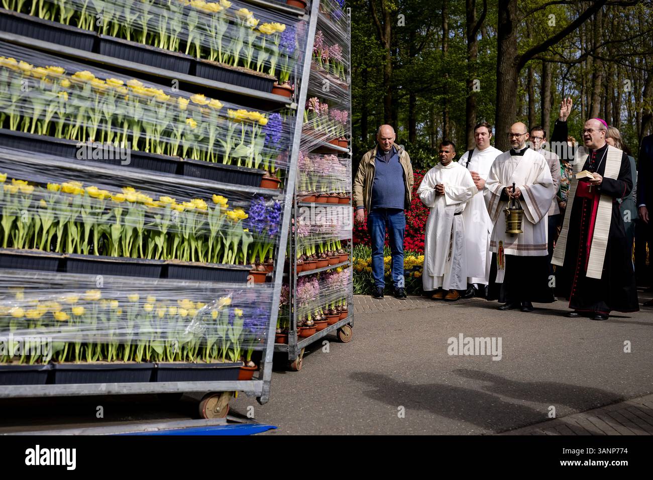 LISSE - Bishop of Rotterdam Hans van den Hende blesses flowers at ...