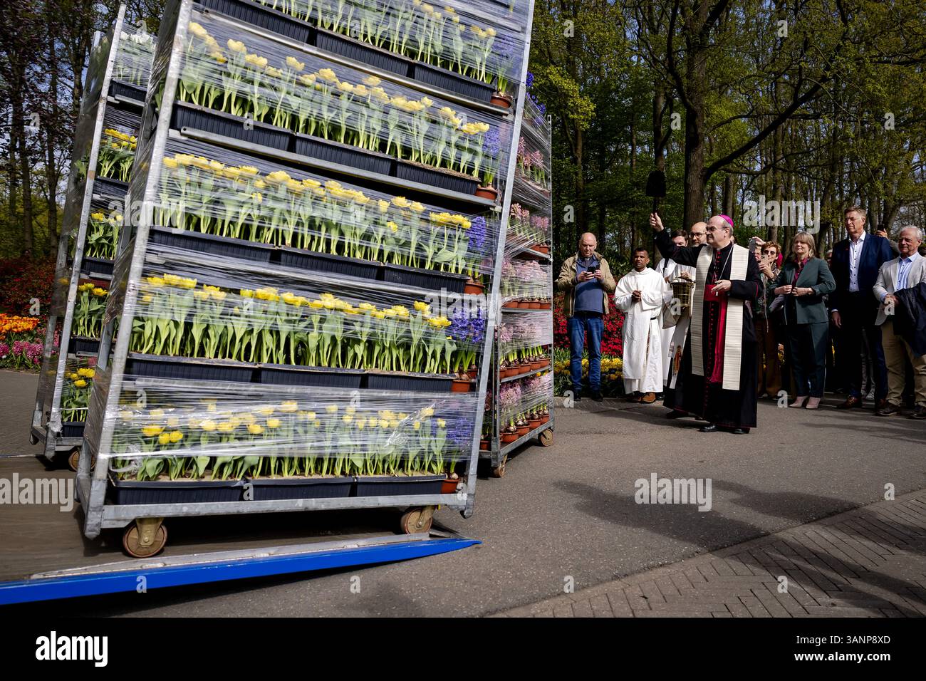 LISSE - Bishop of Rotterdam Hans van den Hende blesses flowers at ...