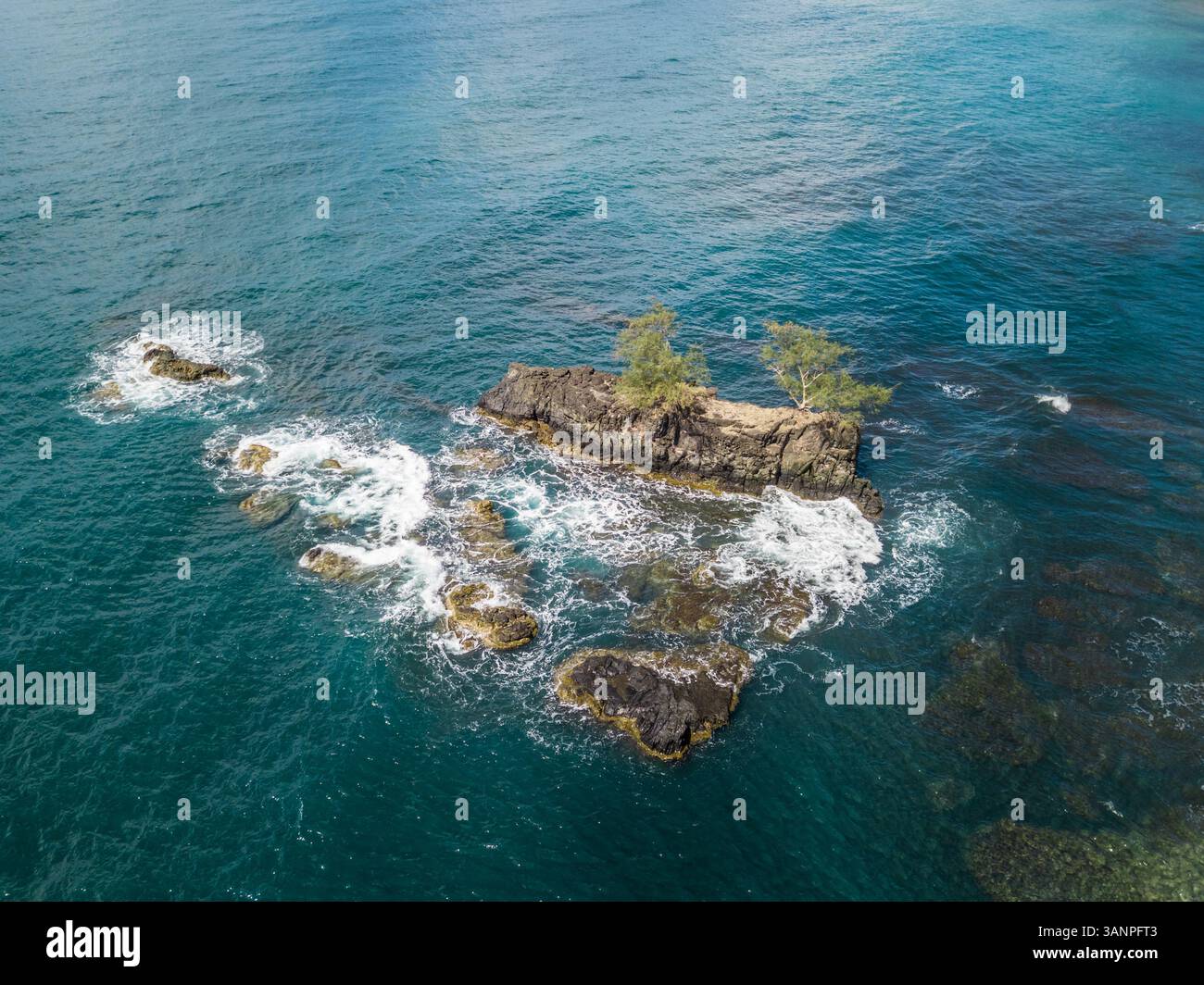 Aerial view of small island Motu'Anapa in Tahiti, French Polynesia ...