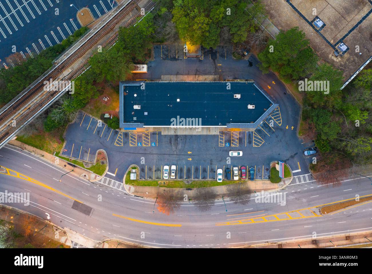 City crossroad traffic near mall hi-res stock photography and images ...