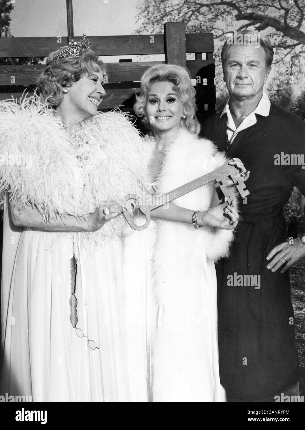 'Green Acres' stars EDDIE ALBERT and EVA GABOR (Credit Image: © Globe ...