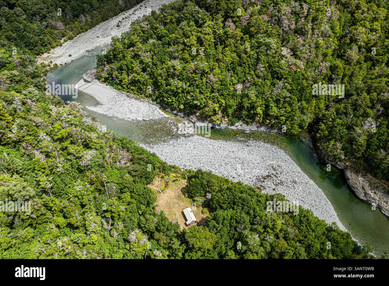 Aerial view of scenic forest and river patterns, Pelorus Bridge ...
