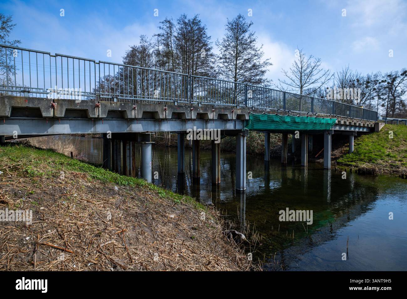 09 April 2025, Mecklenburg-Western Pomerania, Rampe: The highway bridge ...