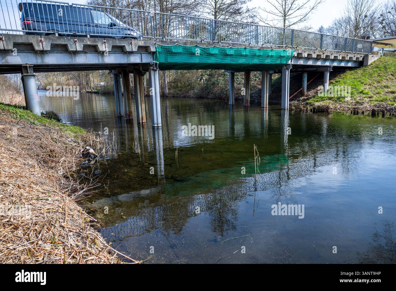 09 April 2025, Mecklenburg-Western Pomerania, Rampe: The highway bridge ...