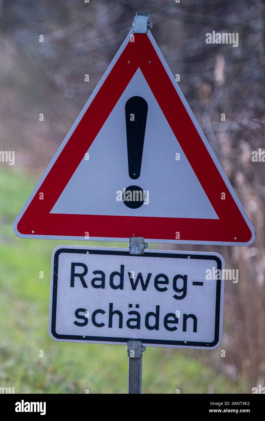 Rampe, Germany. 09th Apr, 2025. A traffic sign provides information ...