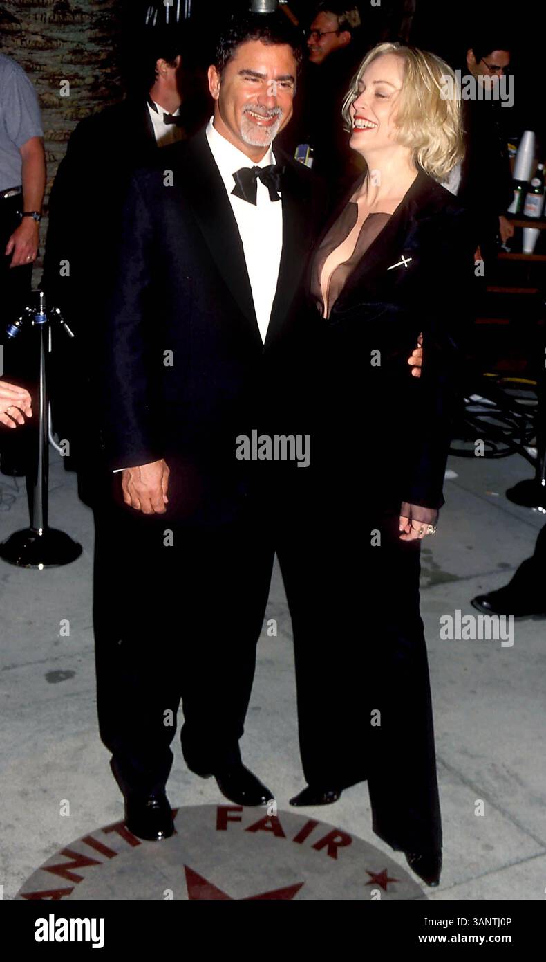 Jan. 1, 2011 - I6564BK SD0324.VANITY FAIR OSCAR PARTY AT MORTONS.SHARON ...