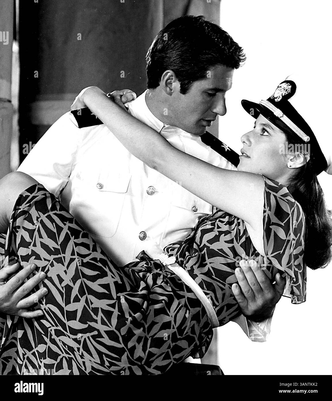 Jan. 1, 2011 - RICHARD GERE AND DEBRA WINGER IN AN OFFICER AND A ...
