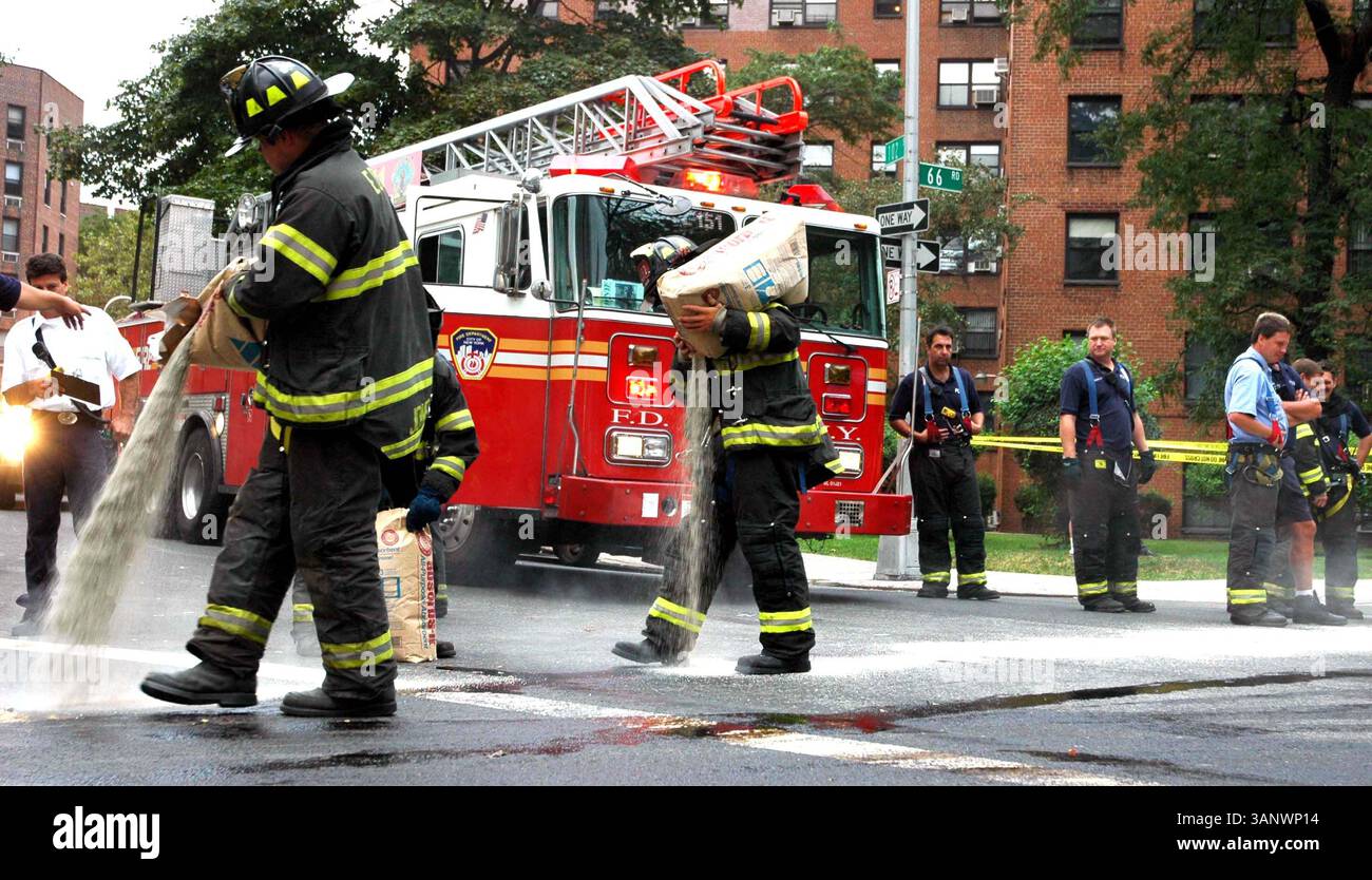 Sept. 7, 2005 - Queens, New York, USA - 8/19/05 FDNY Haz-Mat Unit tries ...