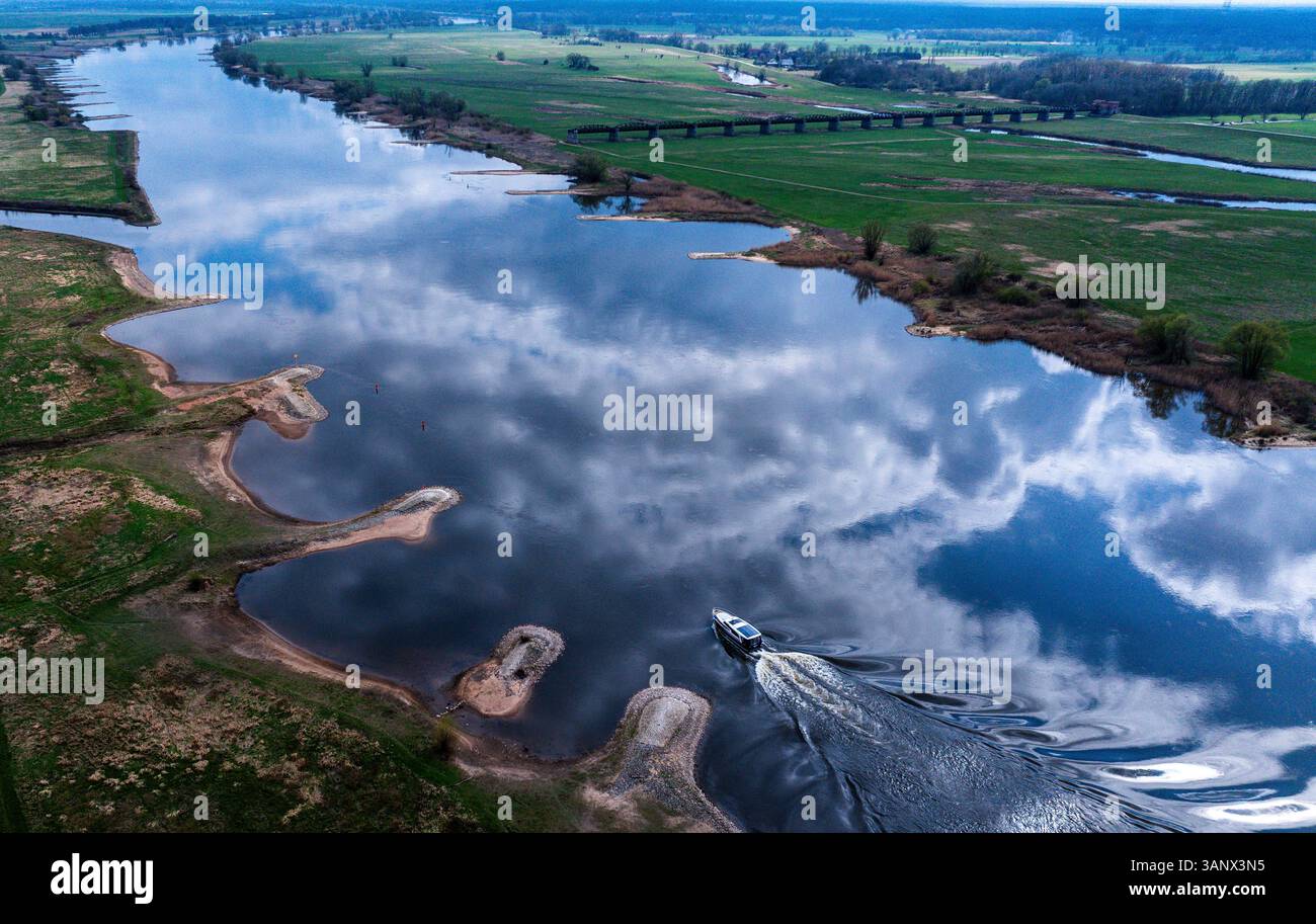 08 April 2025, Mecklenburg-Western Pomerania, Dömitz: A motorboat sails ...
