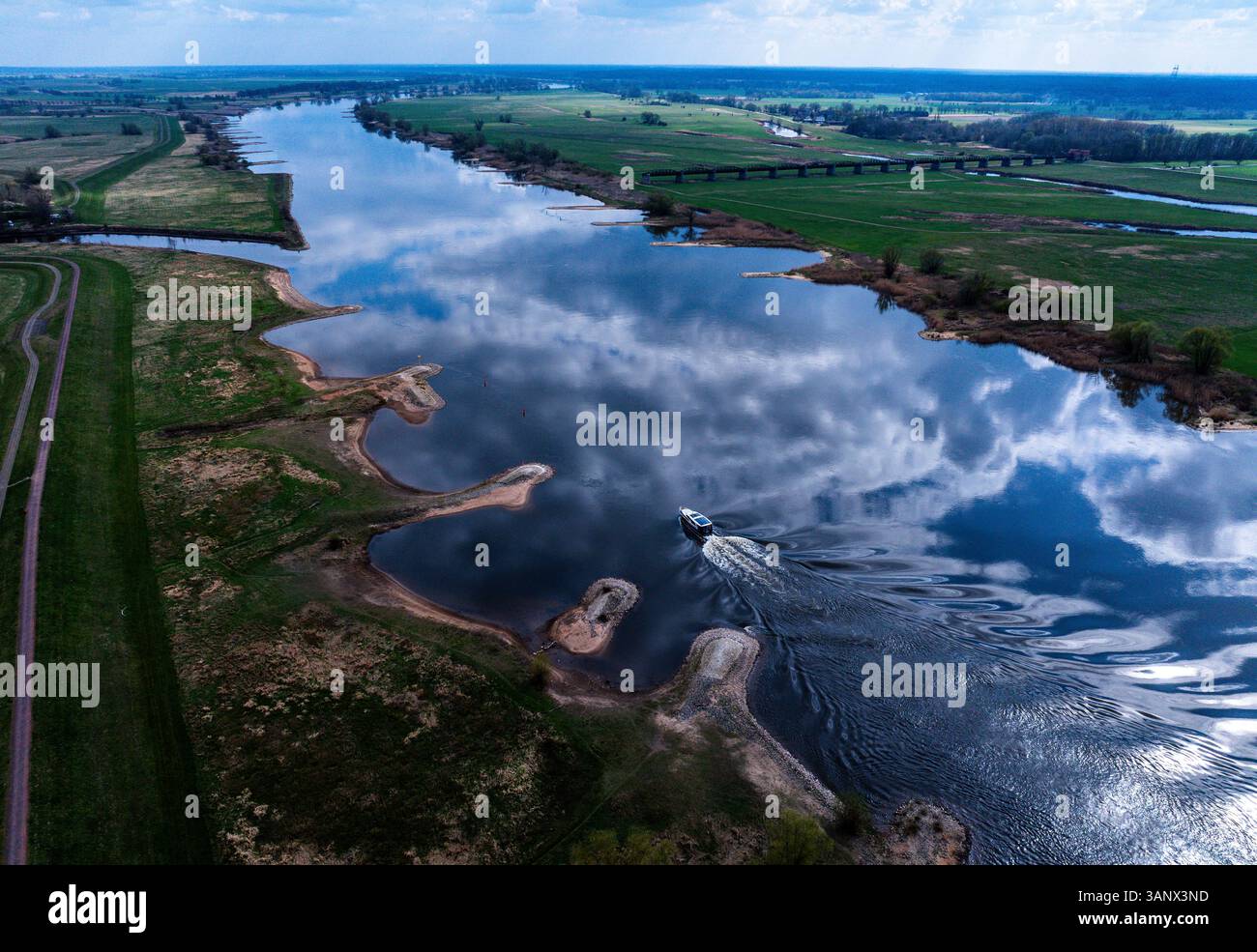 08 April 2025, Mecklenburg-Western Pomerania, Dömitz: A motorboat sails ...