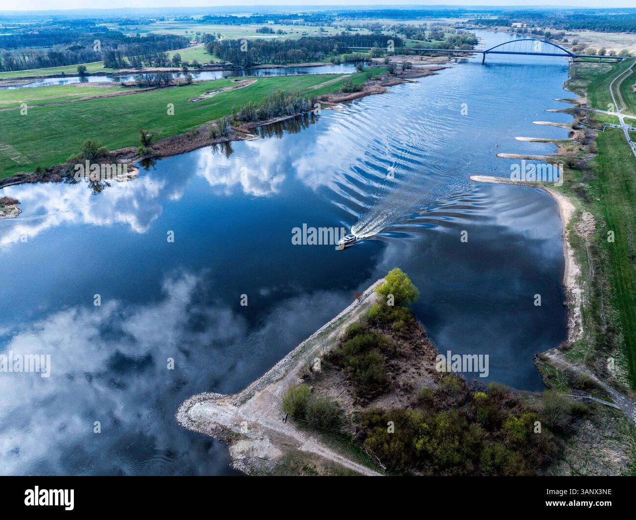 08 April 2025, Mecklenburg-Western Pomerania, Dömitz: A motorboat sails ...