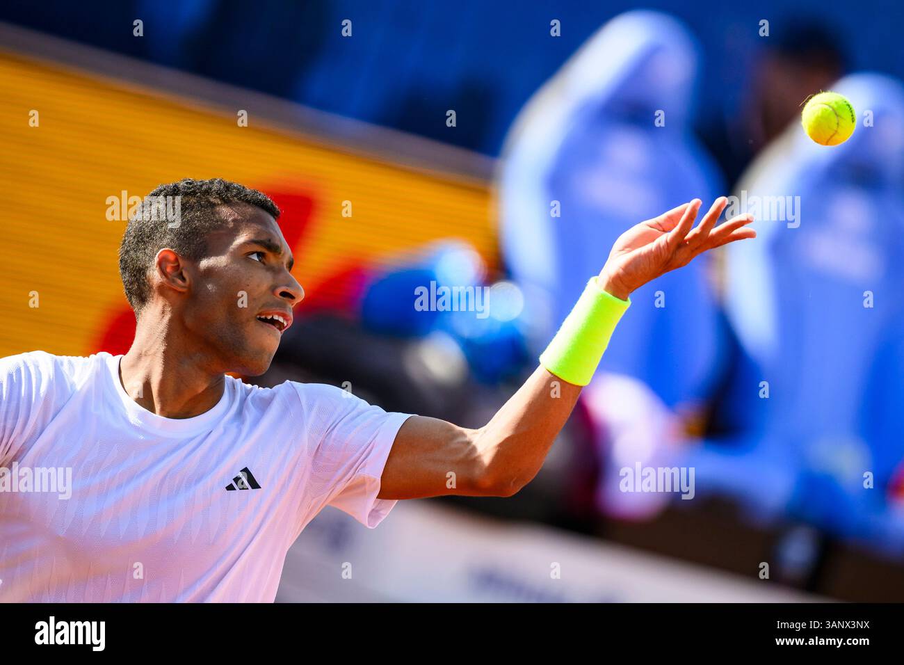 15 April 2025, Bavaria, Munich: Tennis, ATP Tour - Munich, Singles, Men, 1st round, Navone ...