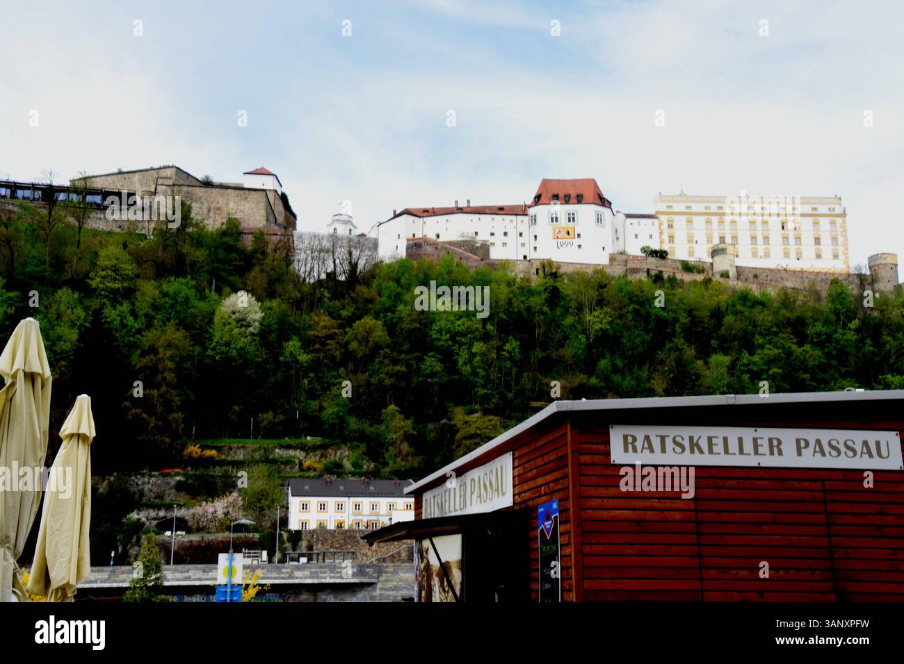 Passau 15.04.2025 Rathausplatz- Festung Oberhaus Passau *** Passau 15 ...