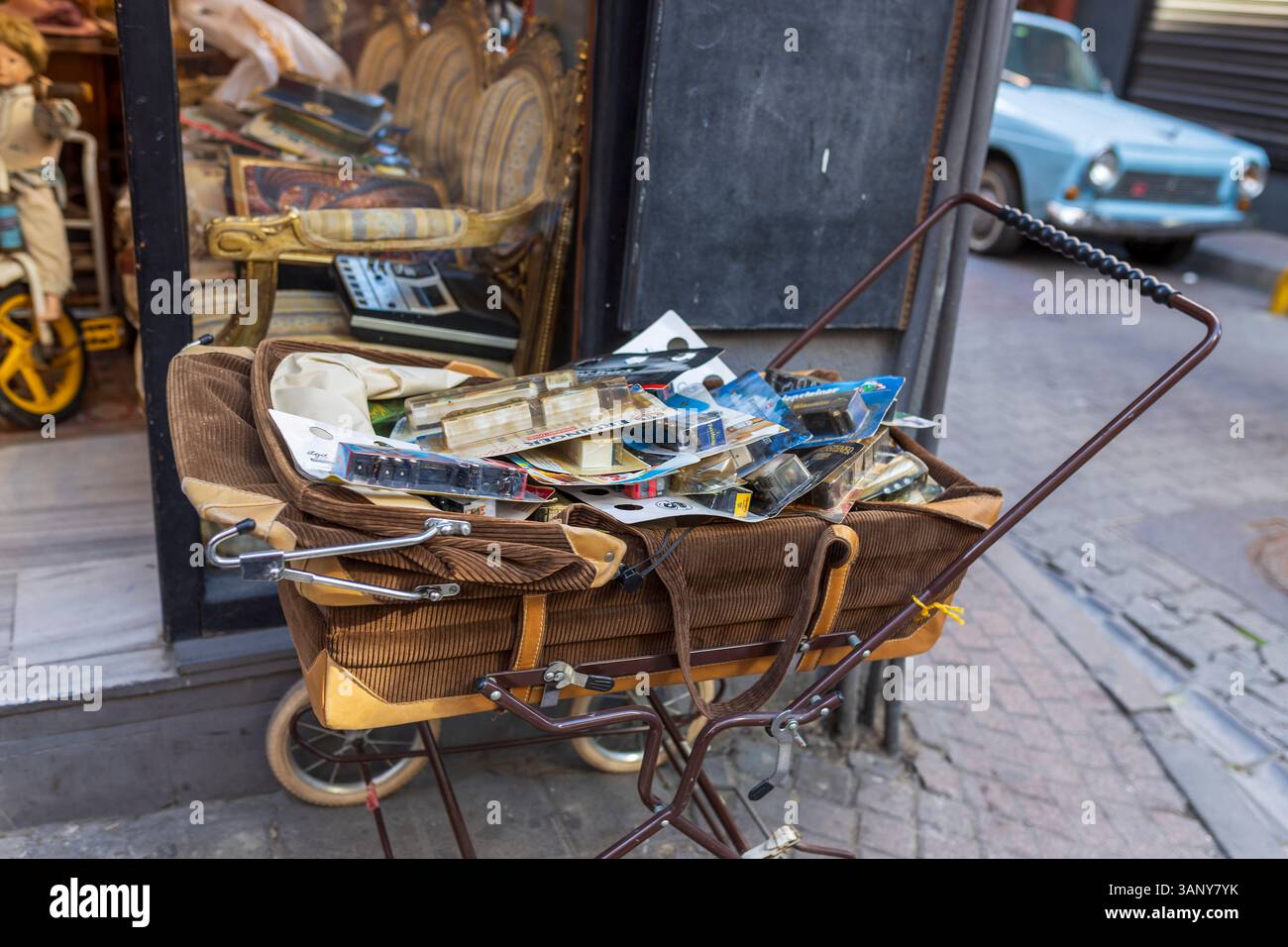 Antique shop in istanbul turkey hi-res stock photography and images - Alamy