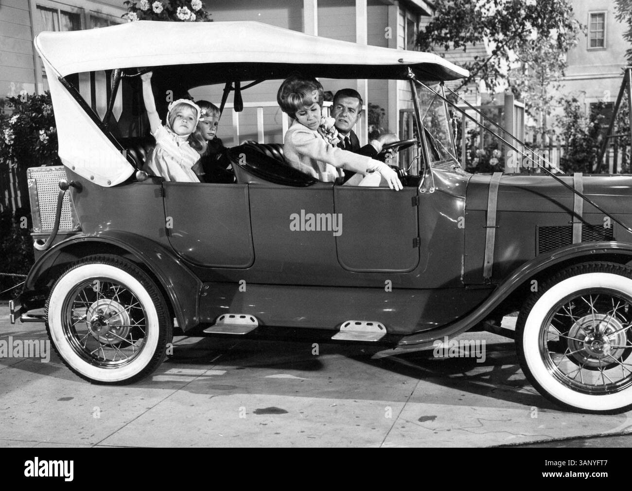 Aug. 16, 2005 - MY MOTHER THE CAR.TV-FILM STILL.MAGGIE PIERCE, JERRY ...