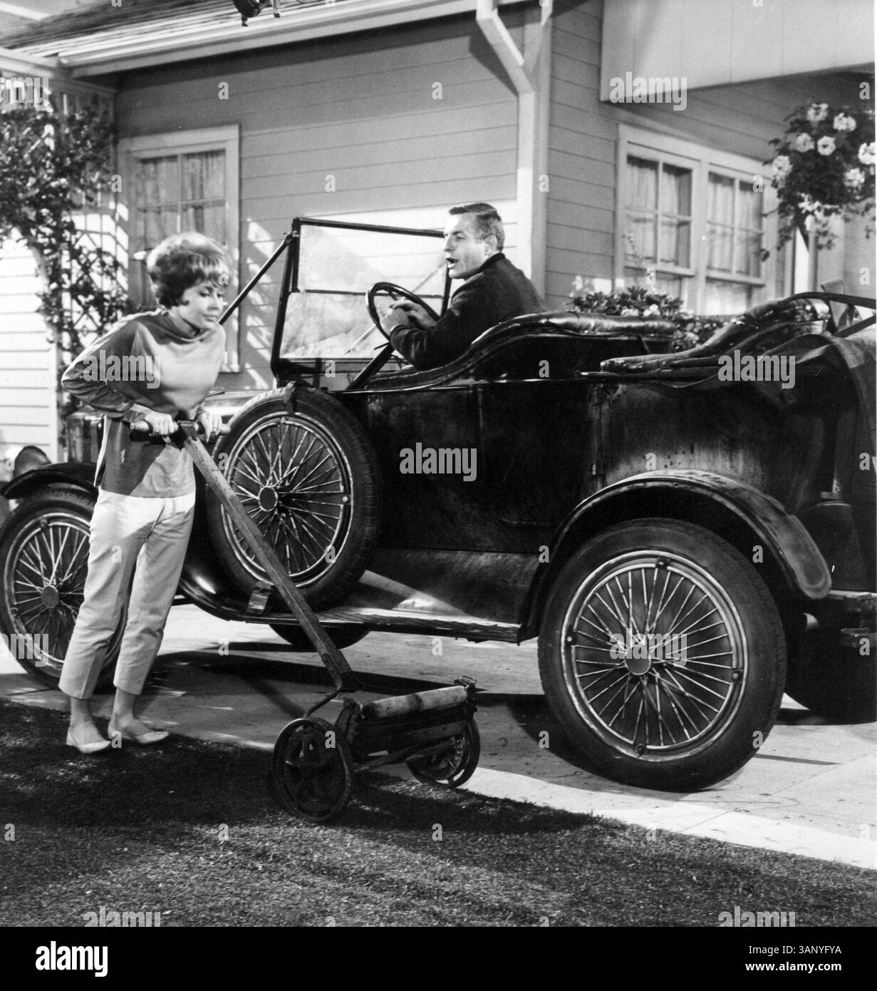 Aug. 16, 2005 - MY MOTHER THE CAR.TV-FILM STILL.MAGGIE PIERCE AND JERRY ...
