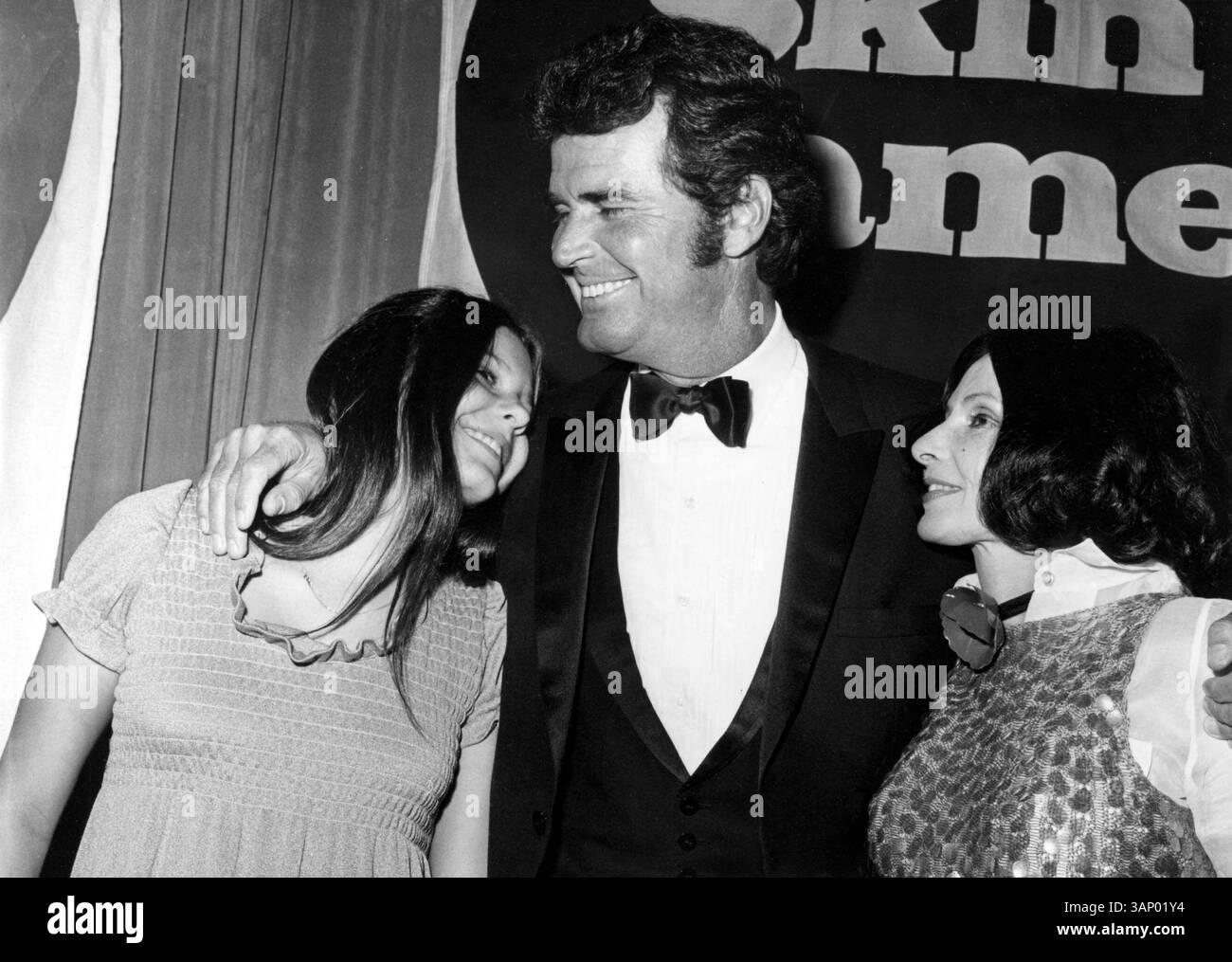 Mar. 14, 2005 - JAMES GARNER WITH DAUGHTER GIGI AND WIFE LOIS, WAS HONORED AS THE STAR OF WARNER ...