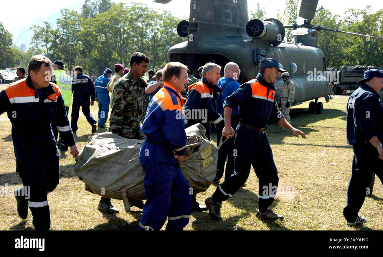 Helicopter offloading operations hi-res stock photography and images ...