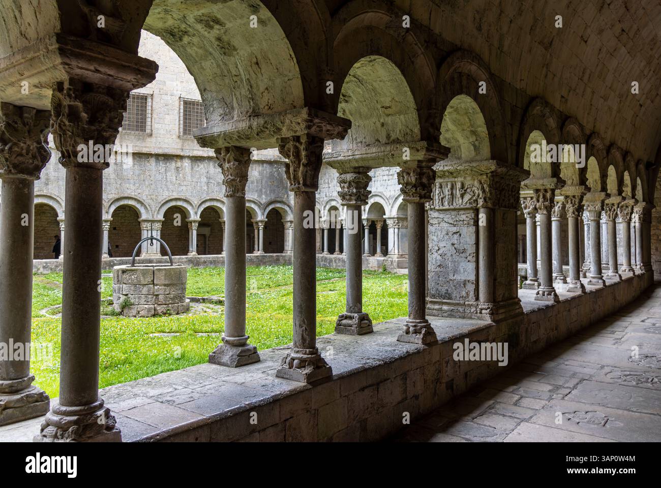 Claustro románico de la Catedral de Girona, uno de los más bellos de ...