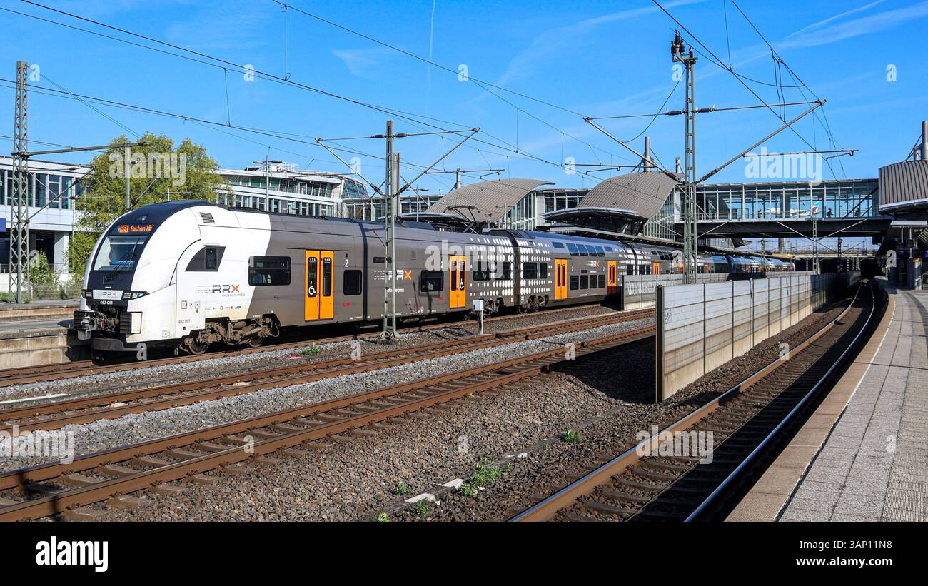 Eisenbahnverkehr in Düsseldorf RRX, Rhein-Ruhr-Express Zug von National ...