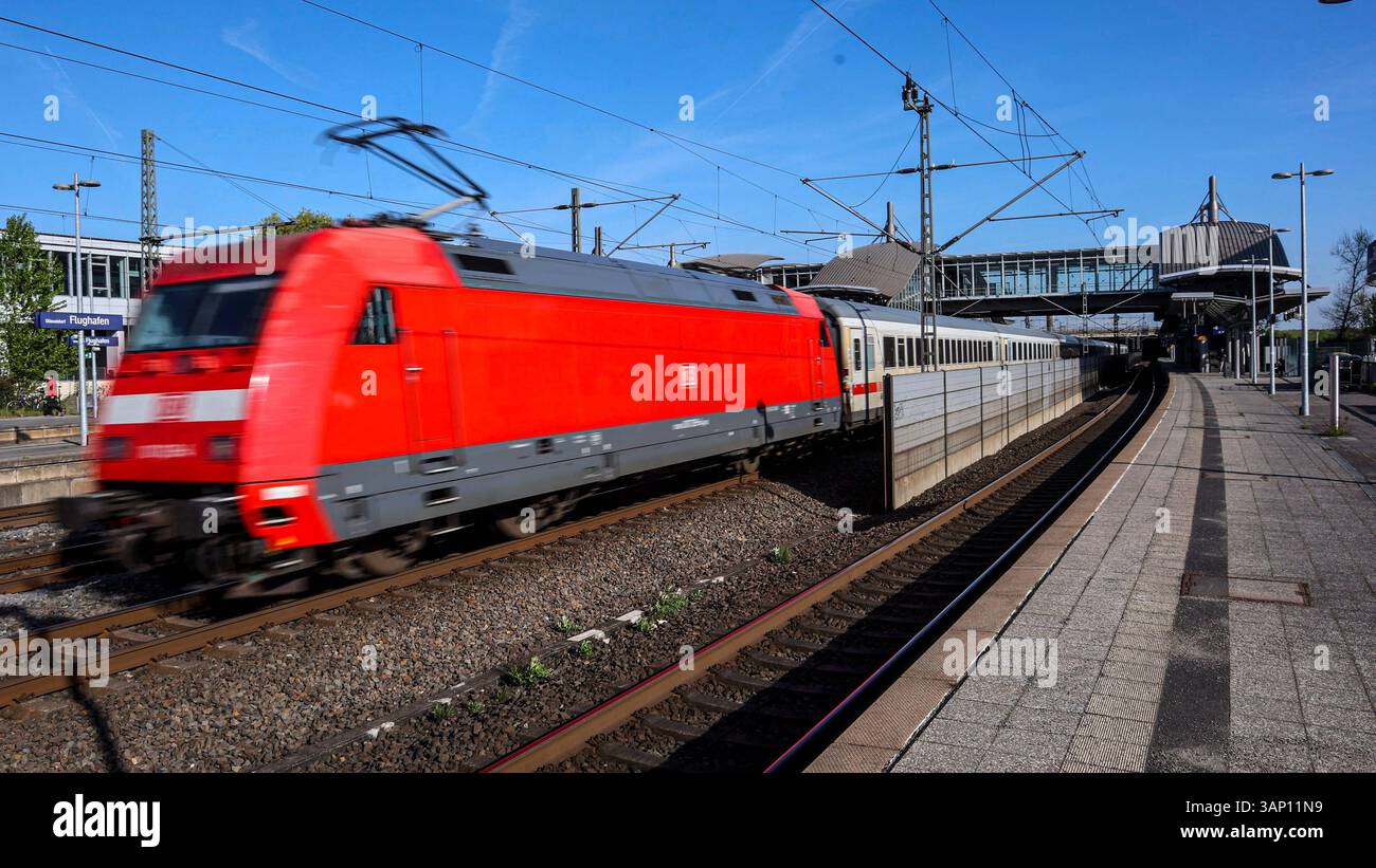 Eisenbahnverkehr in Düsseldorf Intercity Zug der Deutschen Bahn IC ...