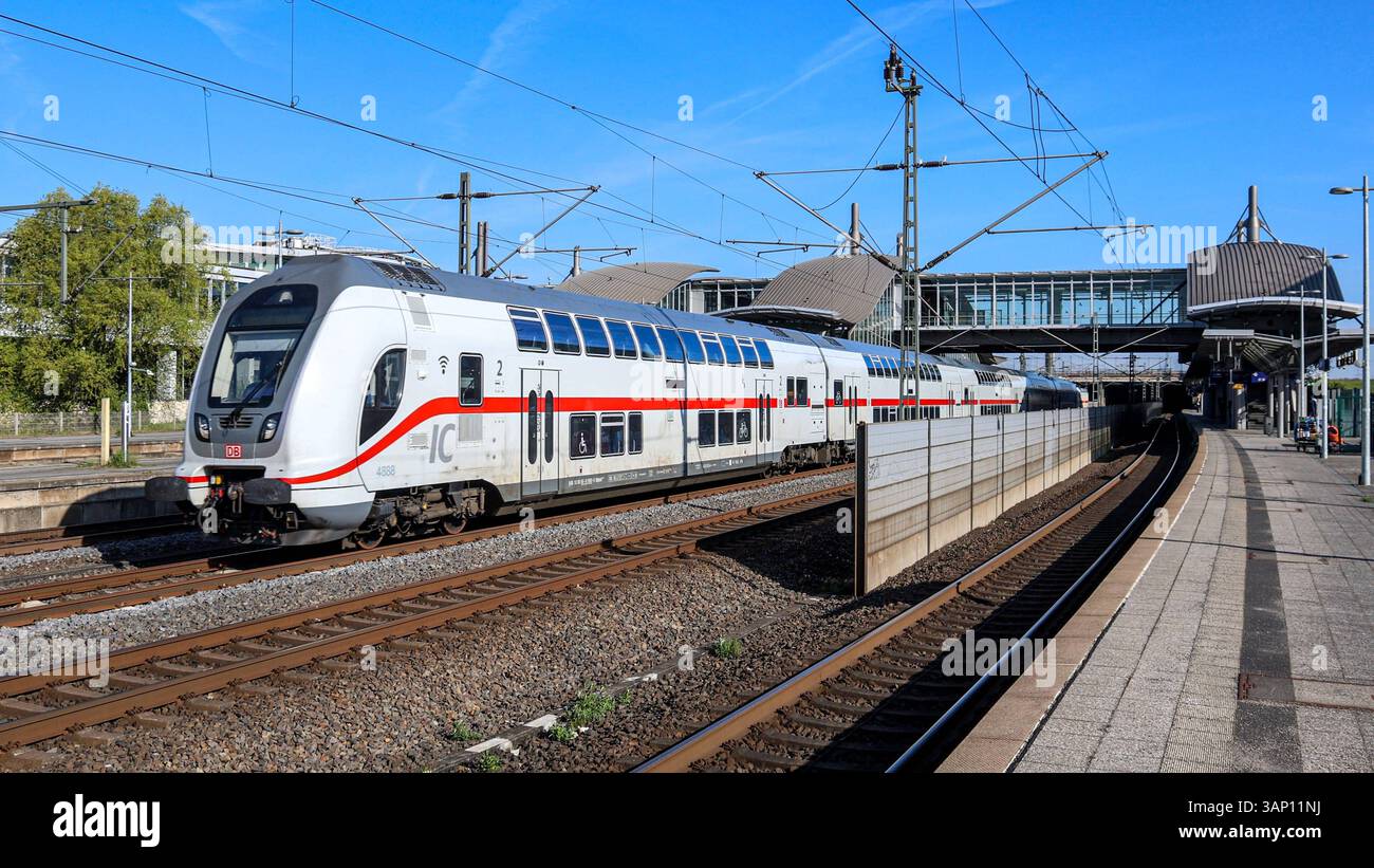 Eisenbahnverkehr in Düsseldorf Intercity Zug der Deutschen Bahn IC ...