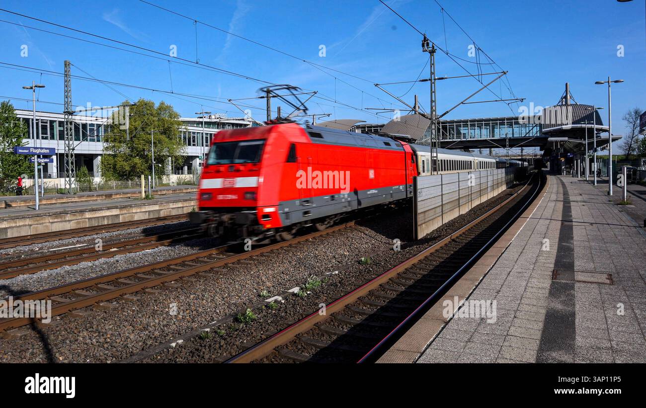 Eisenbahnverkehr in Düsseldorf Intercity Zug der Deutschen Bahn IC ...