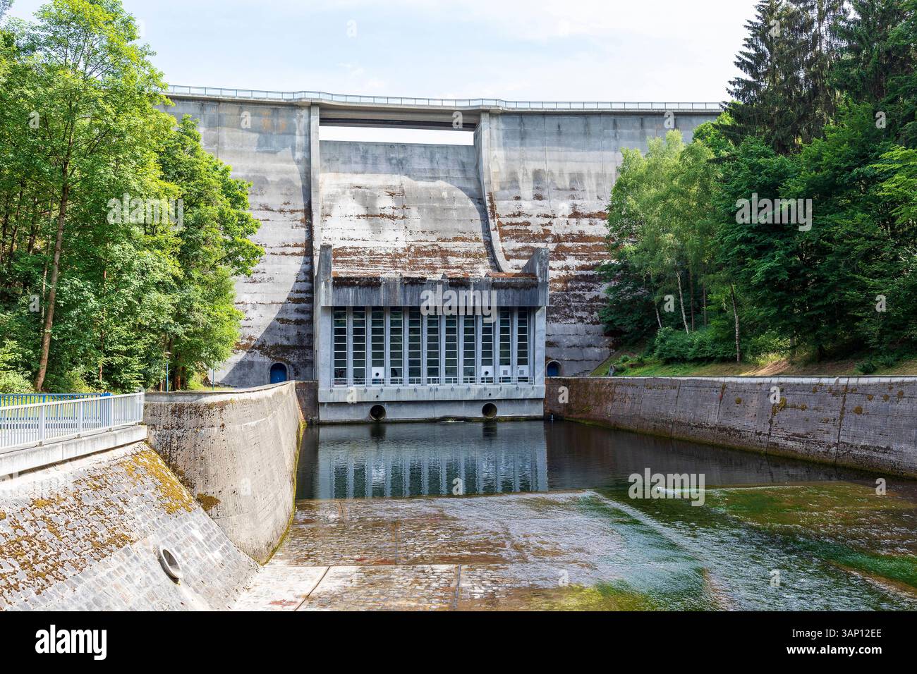 Staumauer der Talsperre Pöhl mit Abfluss der Trieb ins Triebtal ...
