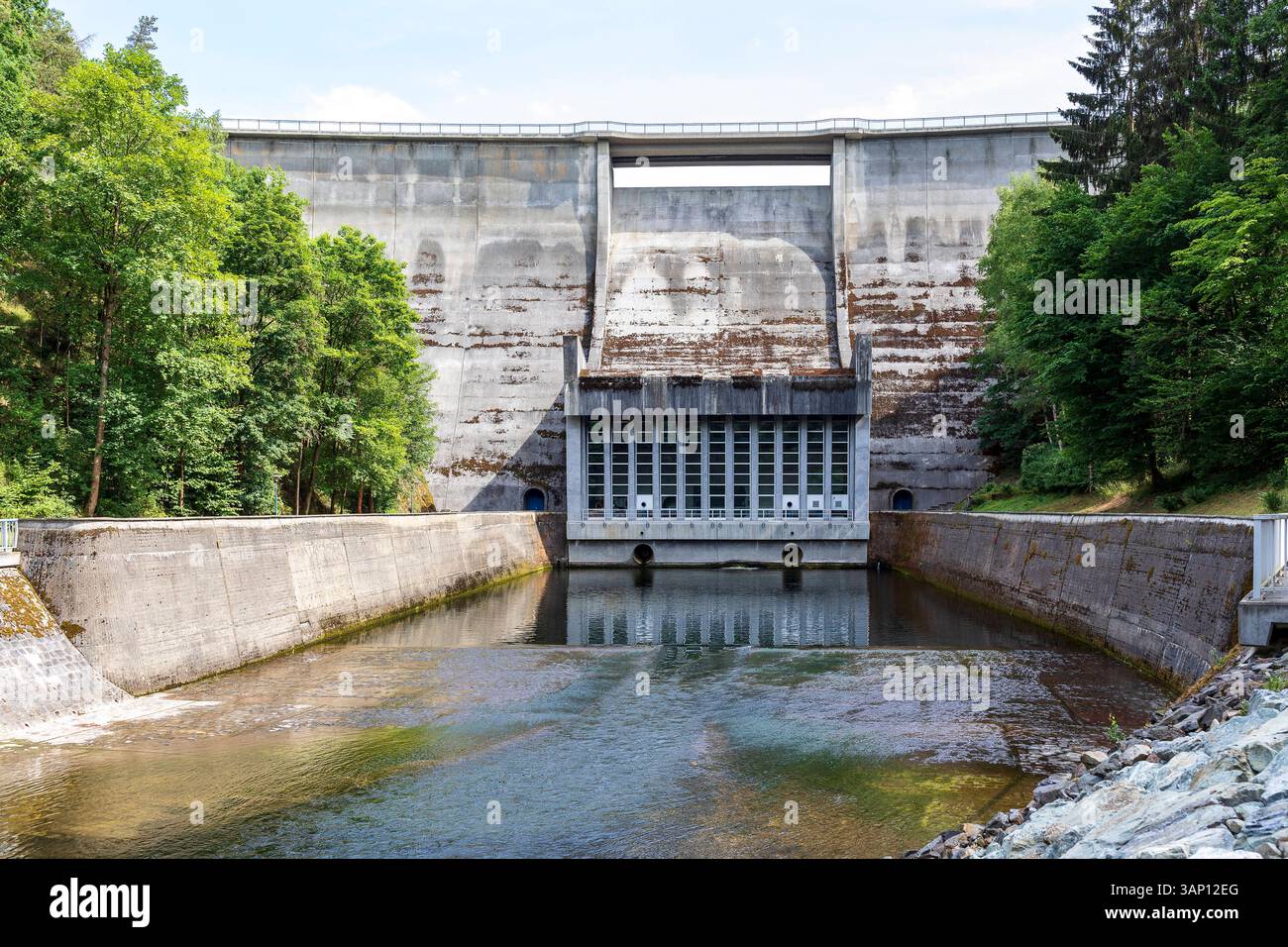 Staumauer der Talsperre Pöhl mit Abfluss der Trieb ins Triebtal ...