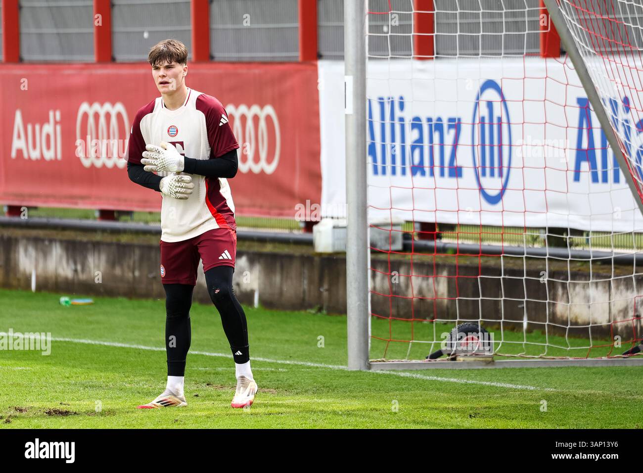 Muenchen, Deutschland. 15th Apr, 2025. Leon Klanac (FC Bayern Muenchen ...