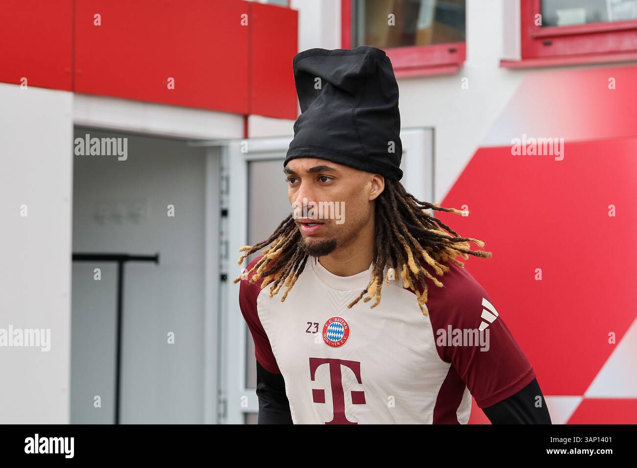 Muenchen, Deutschland. 15th Apr, 2025. Sacha Boey (FC Bayern Muenchen ...