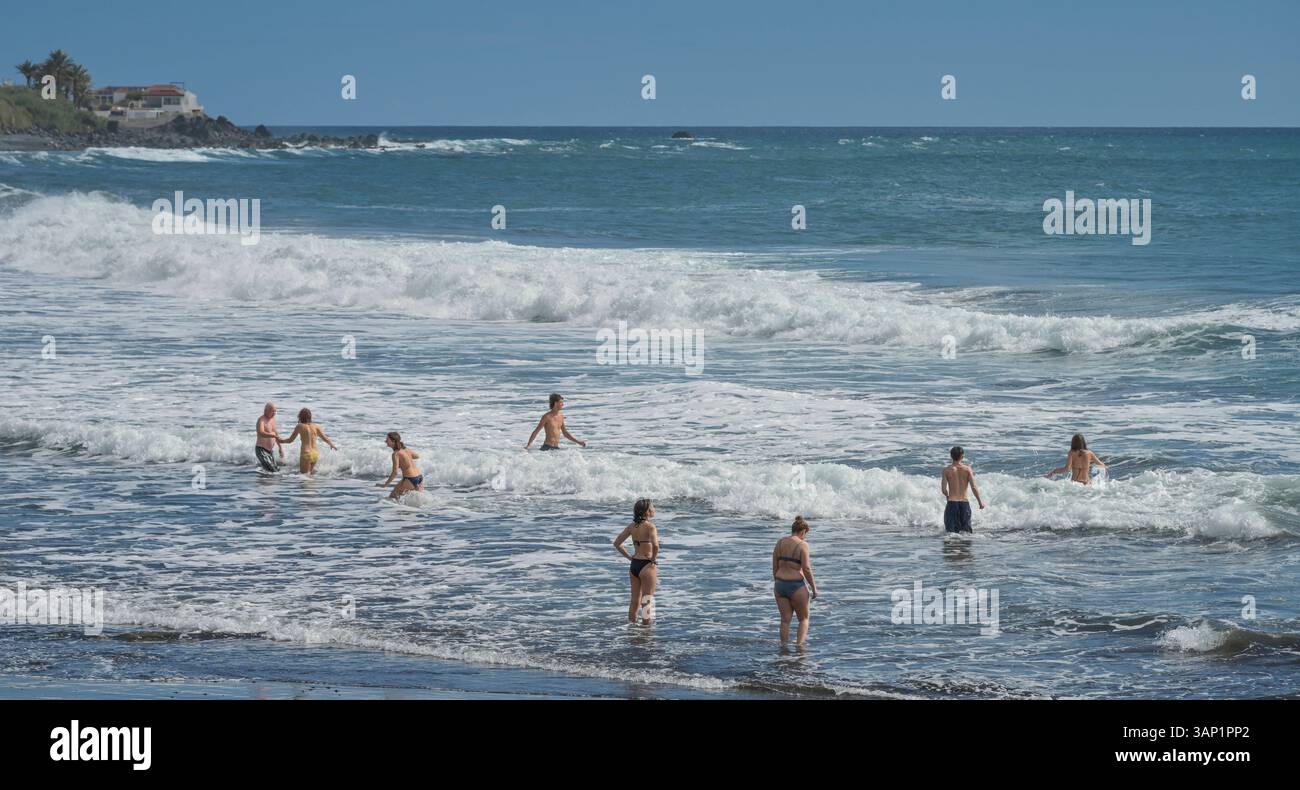 Küste, Wellen, Badende im Atlantik, Ortsteil La Playa im Valle Gran Rey ...