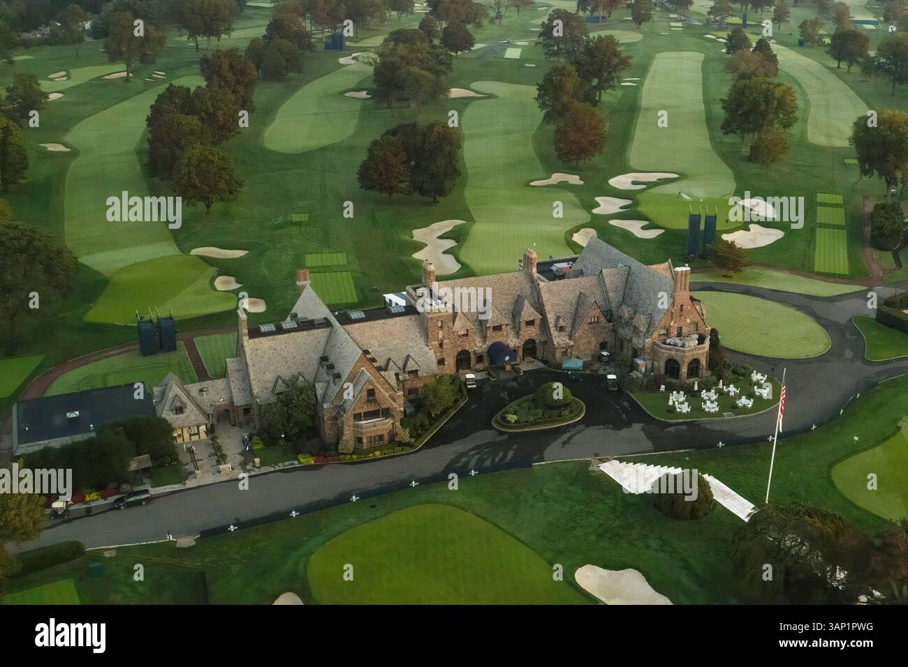 Winged foot golf course club house hi-res stock photography and images ...