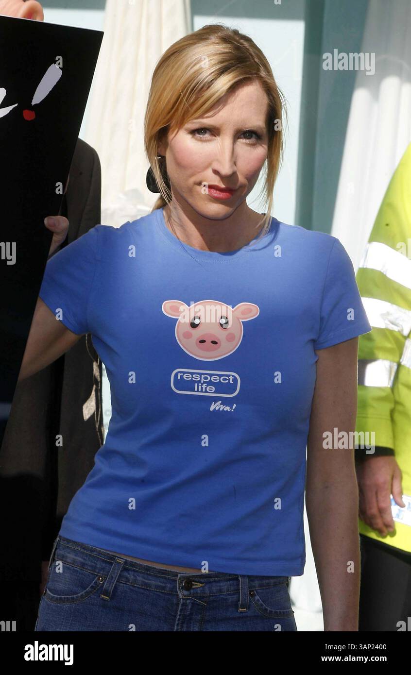 Mar. 15, 2007 - London, UK - K52172.Heather Mills leads a protest at ...