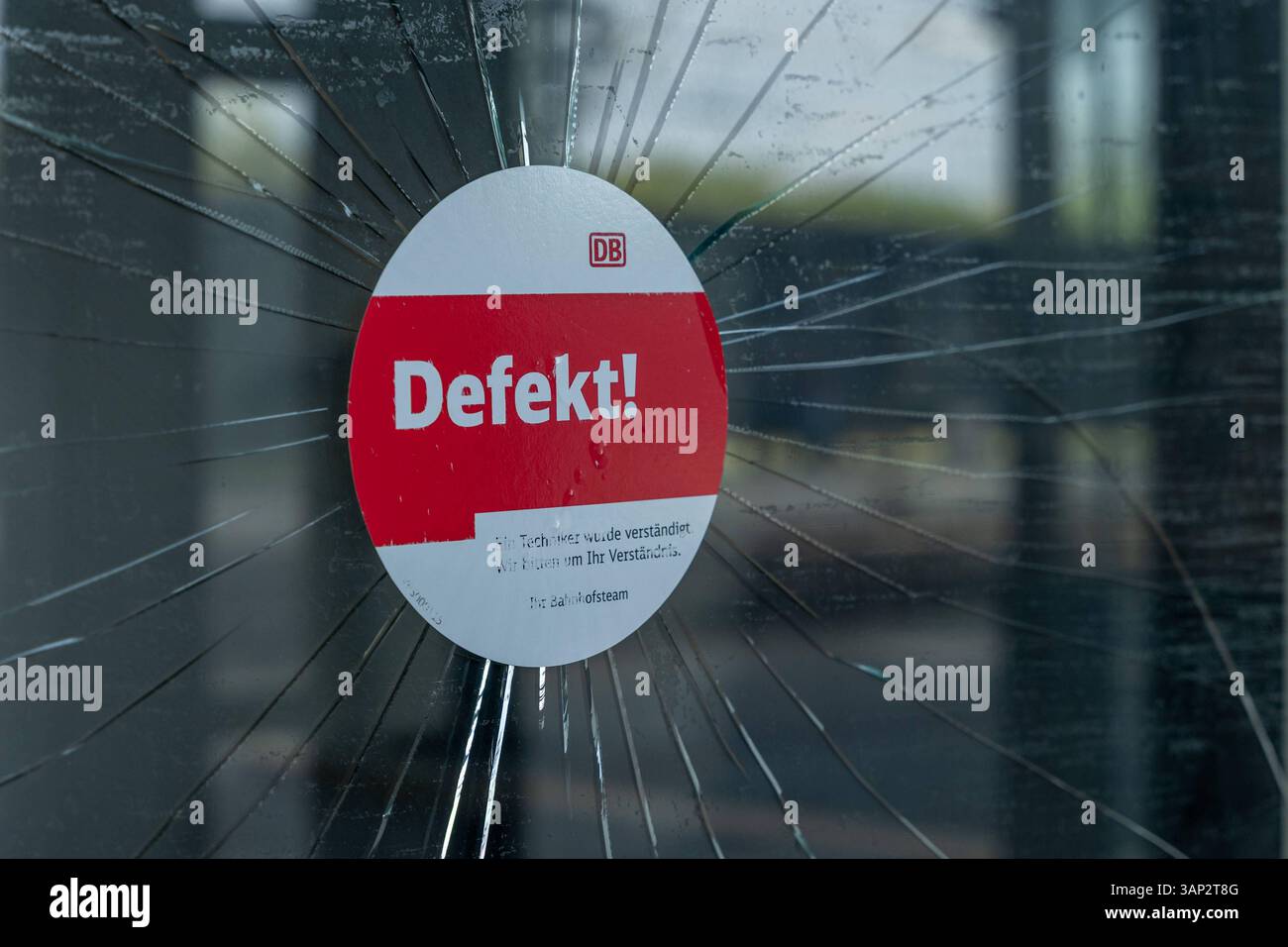 Zerbrochene Glasscheibe mit Defekt-Hinweis der Deutschen Bahn 15.04.25 ...