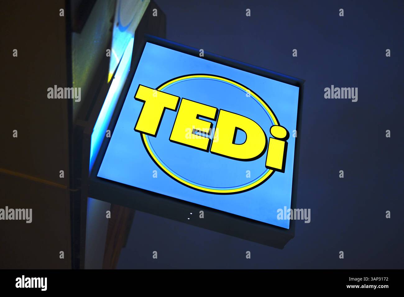 Leuchtschild der Handelskette TEDi *** Illuminated sign for the TEDi ...