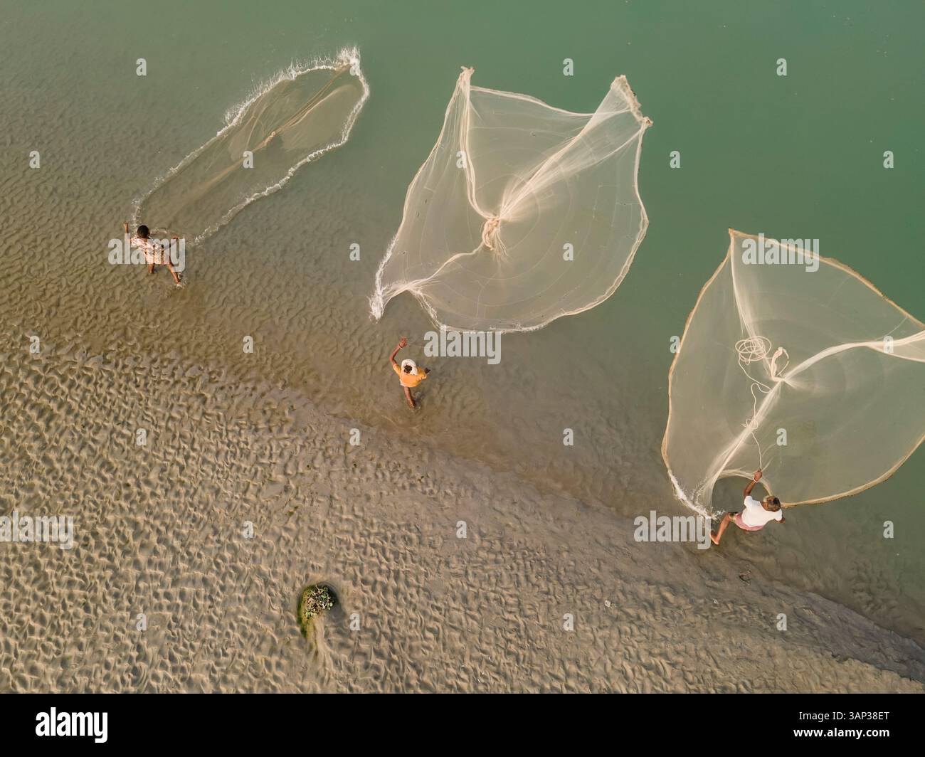 Aerial view of local fishermen net fishing on the clear Teesta river, Rangpur, Bangladesh Stock ...