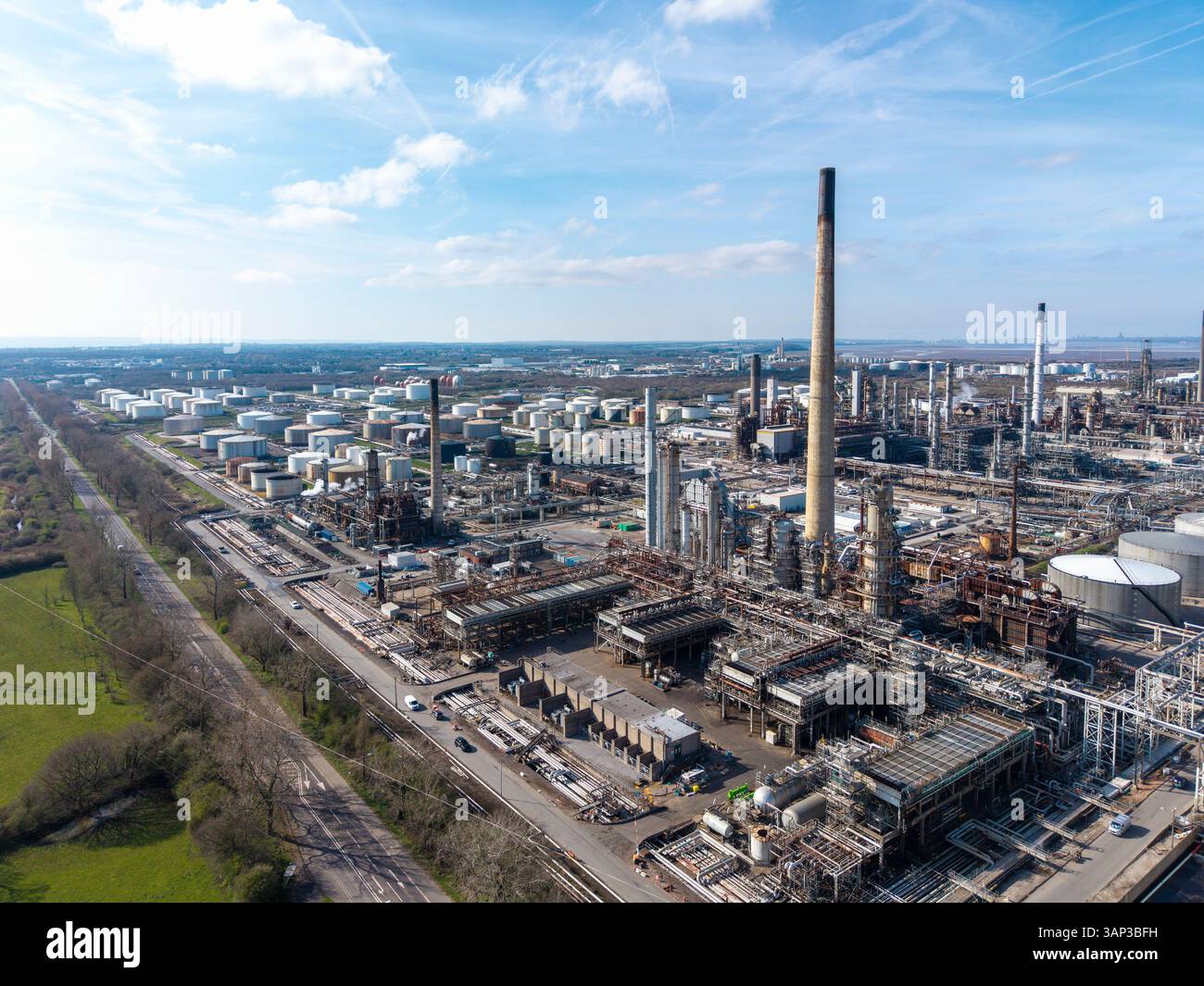 Aerial view of Stanlow oil refinery, Ellesmere Port, distilation towers ...